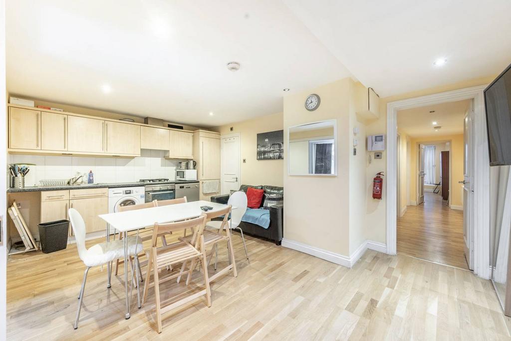 Collingham Place, Earls Court... 4 bed flat to rent - £4,312 pcm (£995 pw)