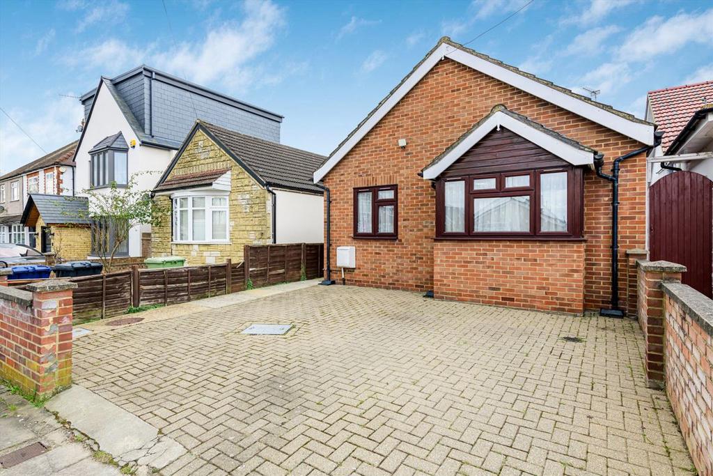Marnham Crescent, Greenford UB6 3 bed bungalow for sale - £585,000