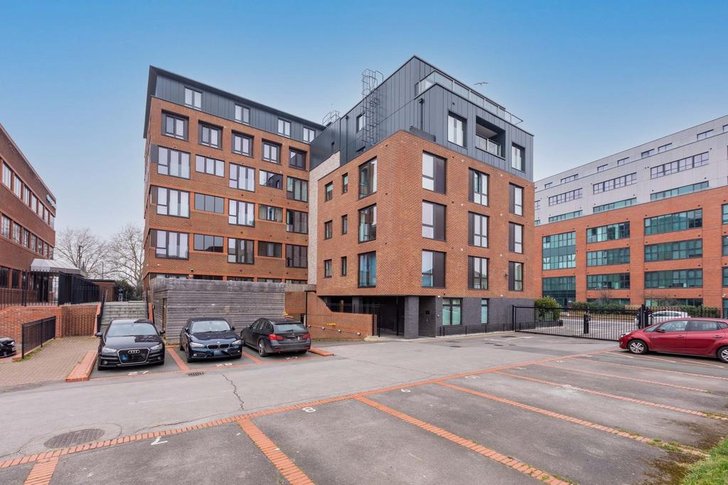 Park House Apartments, Slough SL1 1 bed apartment for sale - £230,000