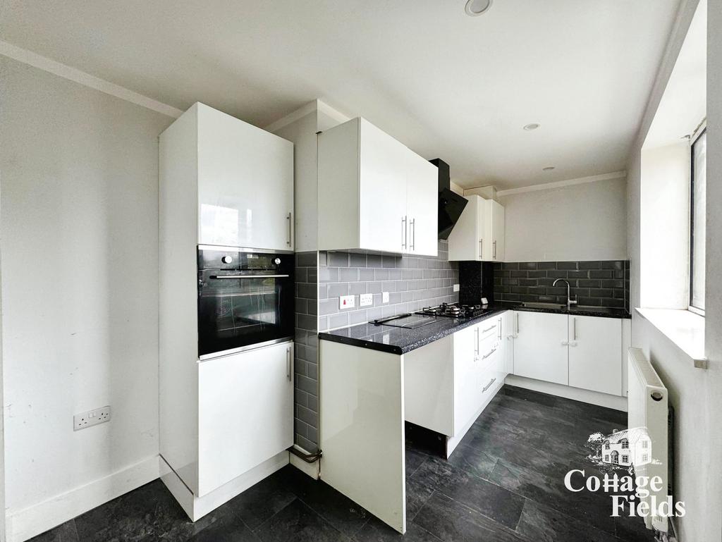 Kings Road, London E4 2 bed flat to rent - £1,800 pcm (£415 pw)