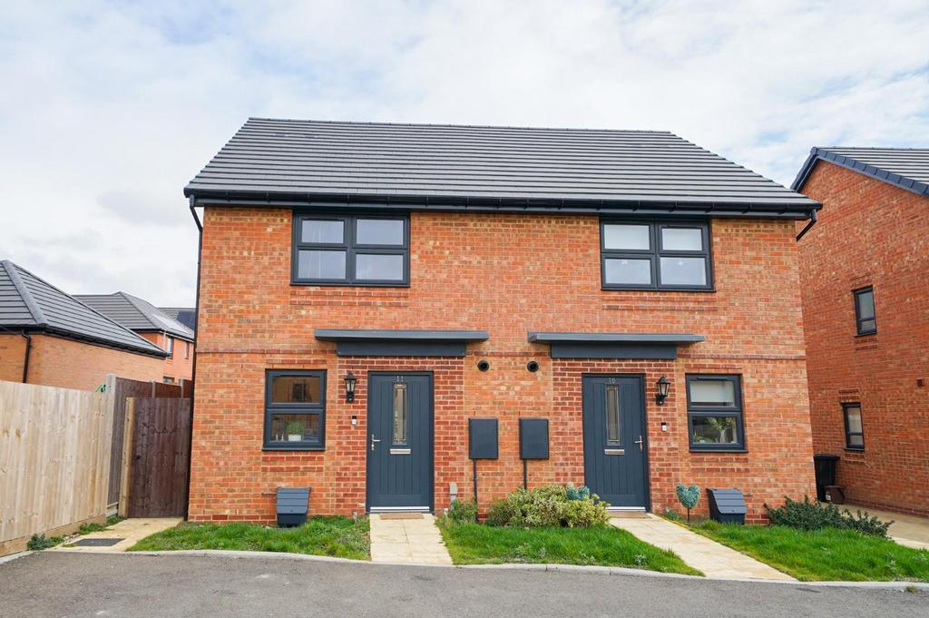 Fleming Fields, Leighton Buzzard 2 bed semi-detached house - £117,250
