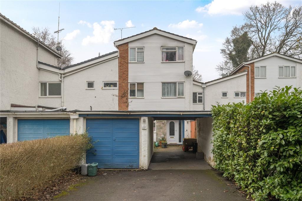 Alphington Green, Frimley, Camberley 4 bed link detached house - £490,000