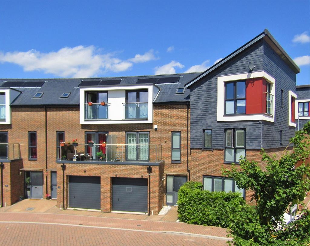 Atherfield Drive, Ashford TN23 3 bed townhouse for sale - £415,000