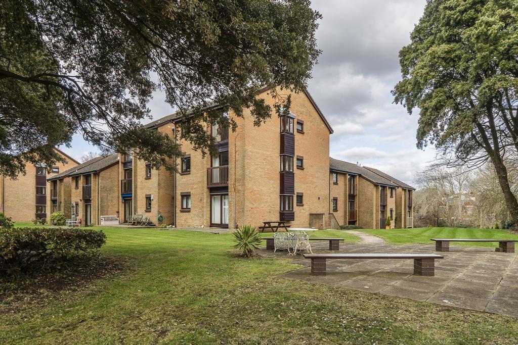 Netley Cliff, Victoria Road, Netley... 1 bed flat - £200,000