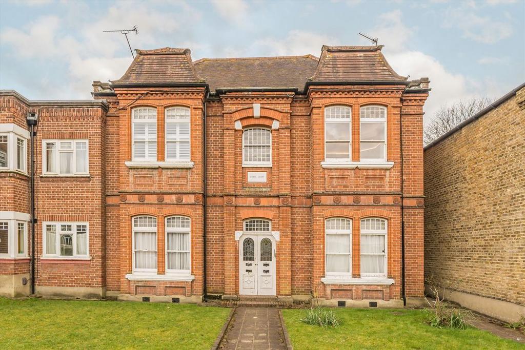 Grove Road, Surbiton KT6 2 bed flat for sale - £575,000