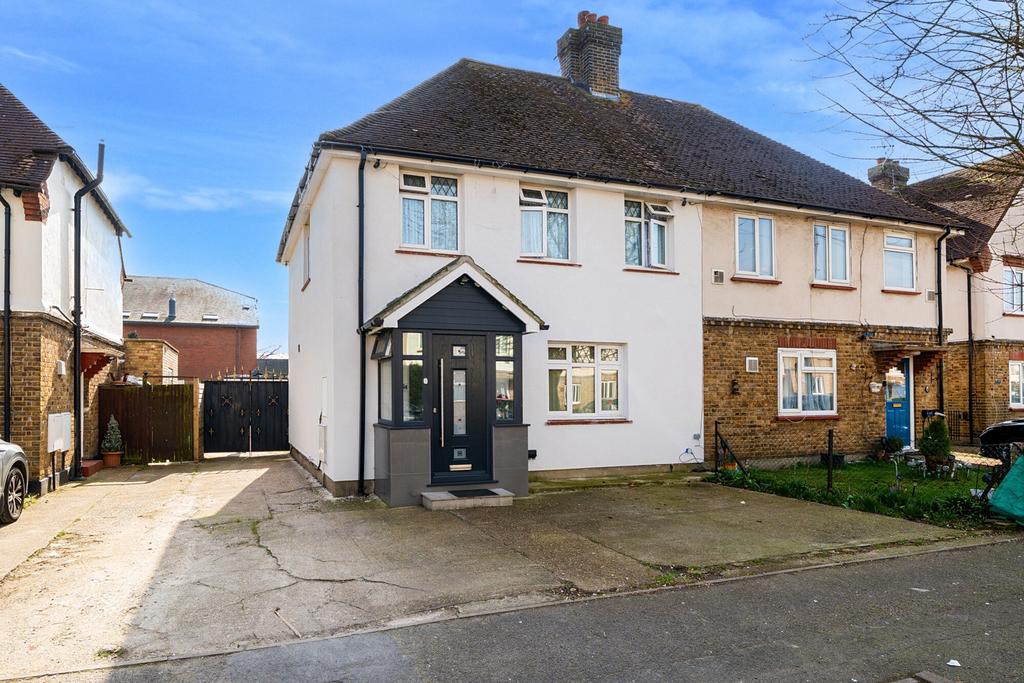 Blunts Avenue, Sipson, West Drayton 3 bed semi-detached house - £640,000