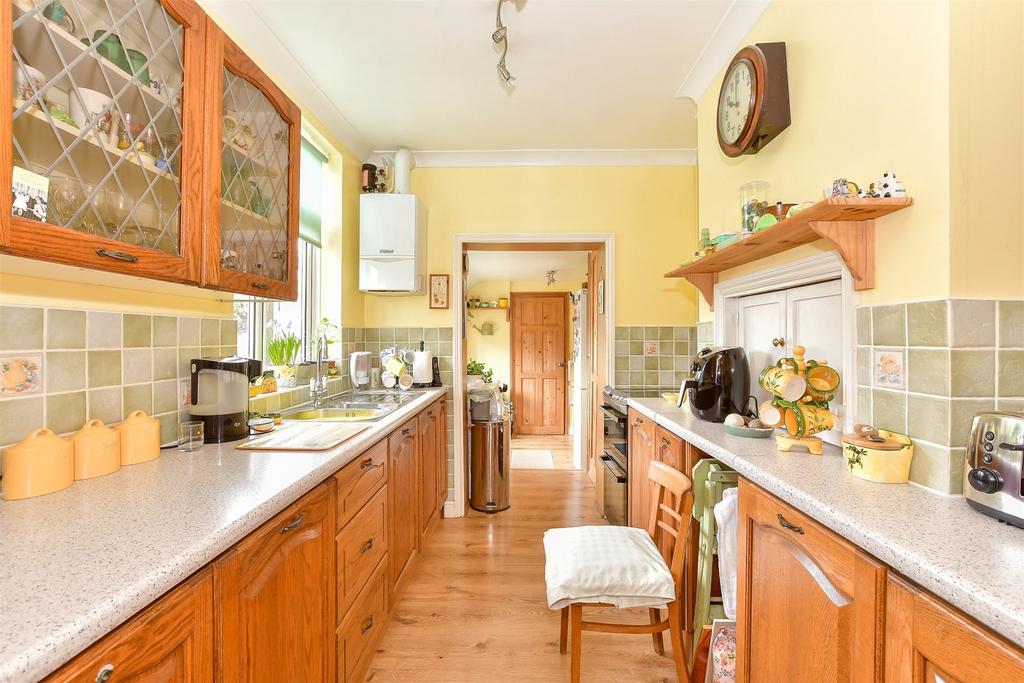Station Road, Headcorn TN27 3 bed semi-detached house - £247,500