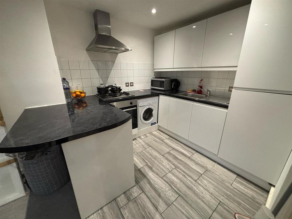 Berrylands Road, Surbiton 1 bed flat to rent - £1,200 pcm (£277 pw)
