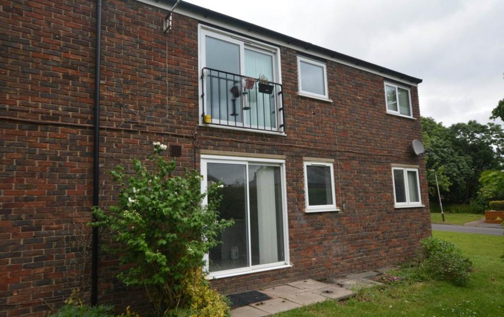 Warren Bank, Milton Keynes MK6 2 bed maisonette - £1,200 pcm (£277 pw)