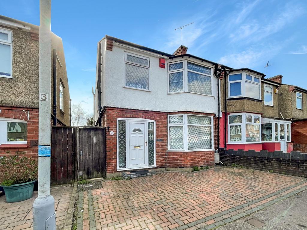 Alton Road, Luton, Bedfordshire, LU1 3NS 3 bed semi-detached house - £ ...