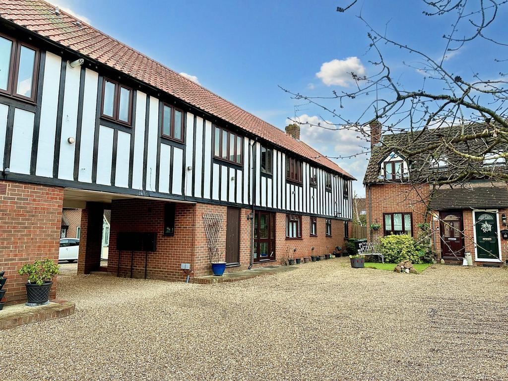 Tudor Court, Basildon SS15 2 bed flat for sale - £240,000