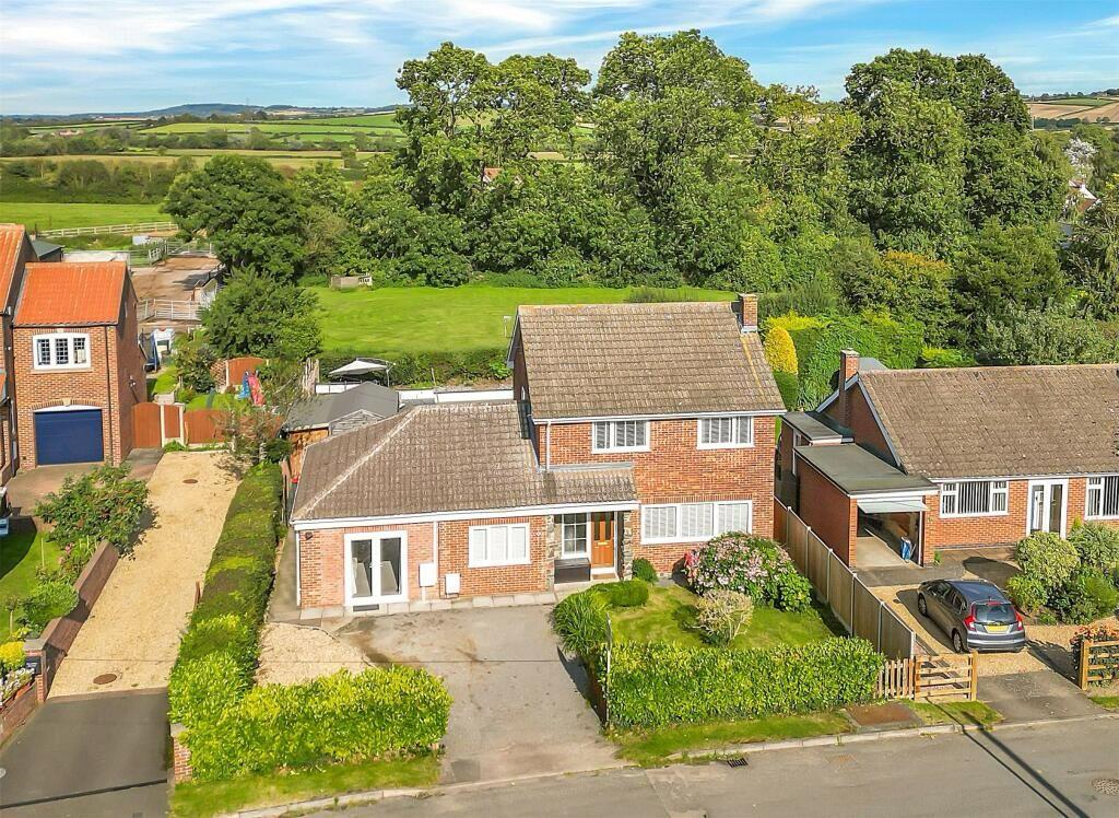 Stunning Nether Broughton Property on... 4 bed detached house for sale - £550,000