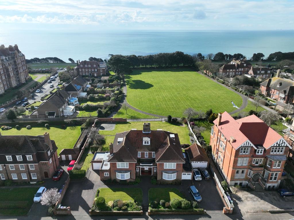 Sandgate Road, Folkestone, CT20 3 bed flat - £525,000
