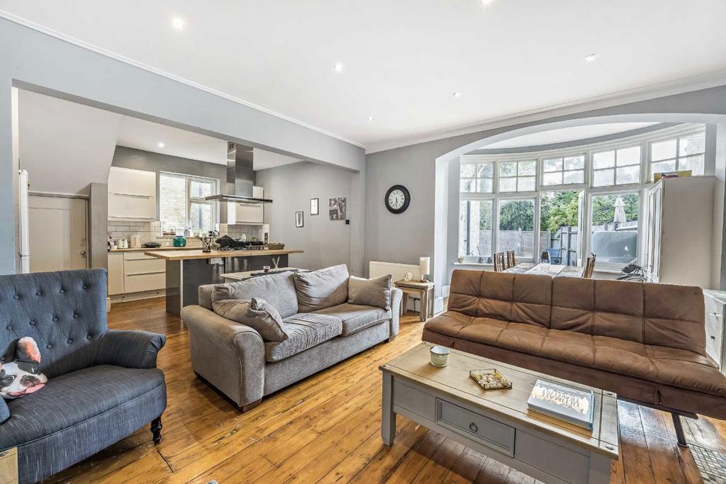 Ockley Road, London SW16 2 bed flat - £2,300 pcm (£531 pw)