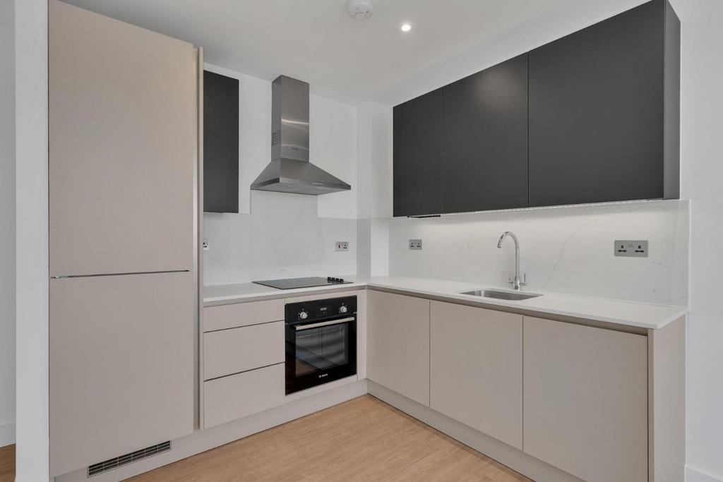 63 Croydon Road, London 2 bed flat - £1,780 pcm (£411 pw)