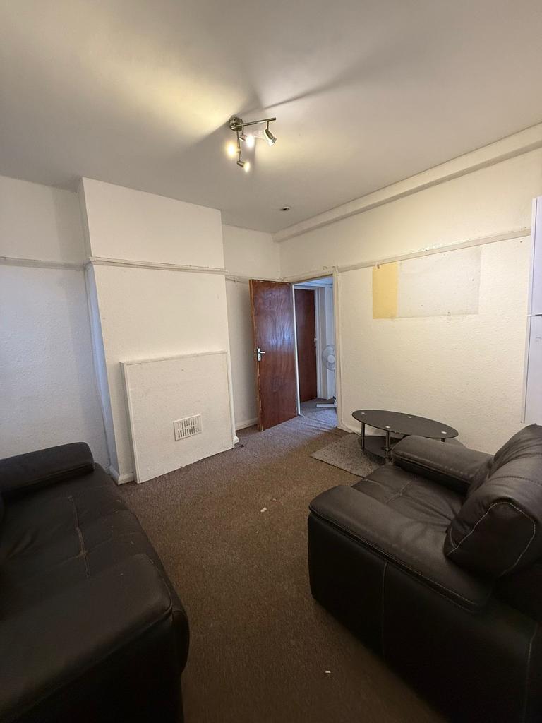Rayners Lane, Pinner HA5 3 bed flat - £1,995 pcm (£460 pw)