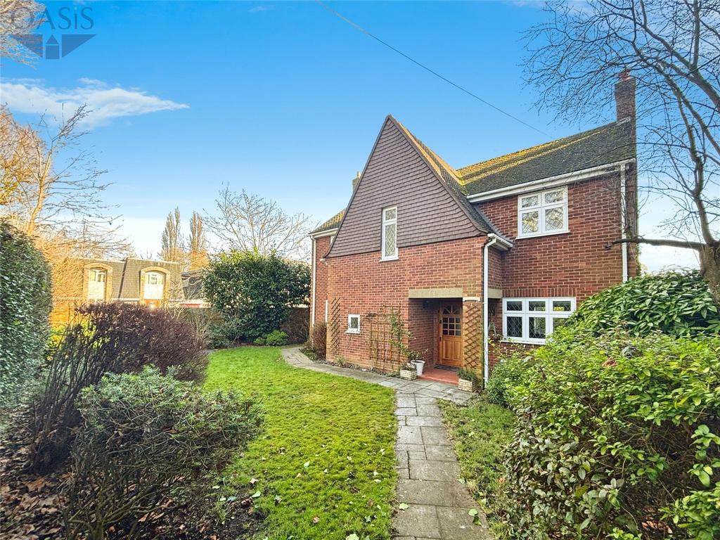 Rookery Road, Spelthorne TW18 3 bed detached house - £2,300 pcm (£531 pw)