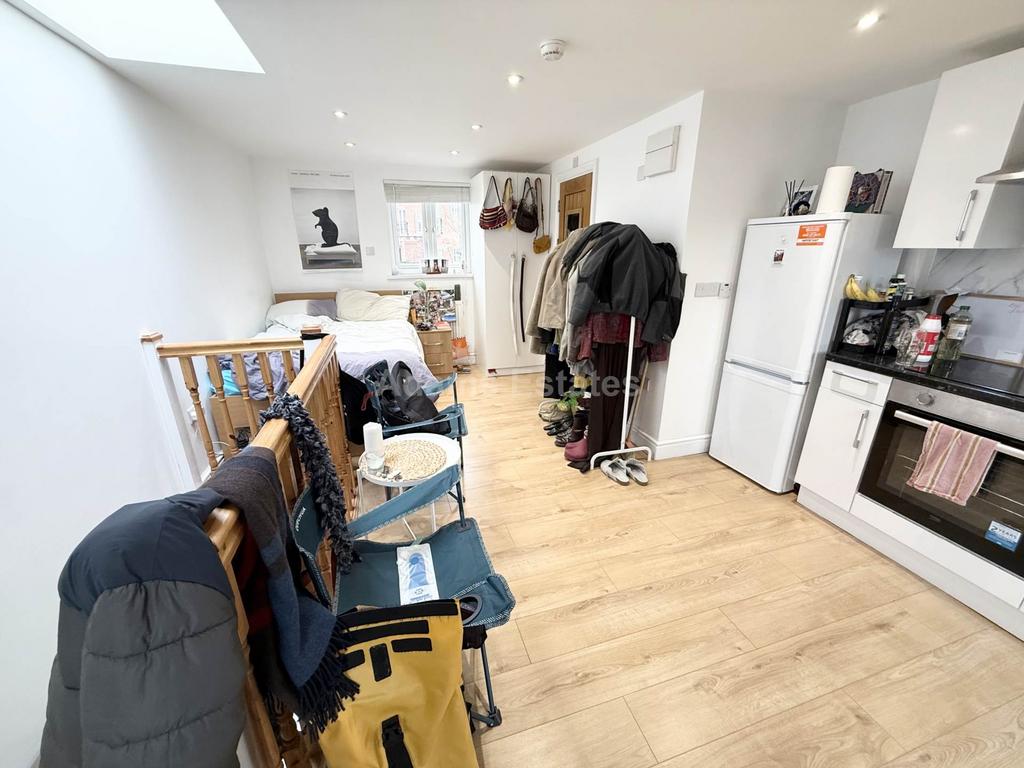 Upper Crown Street, Reading Studio to rent - £1,200 pcm (£277 pw)