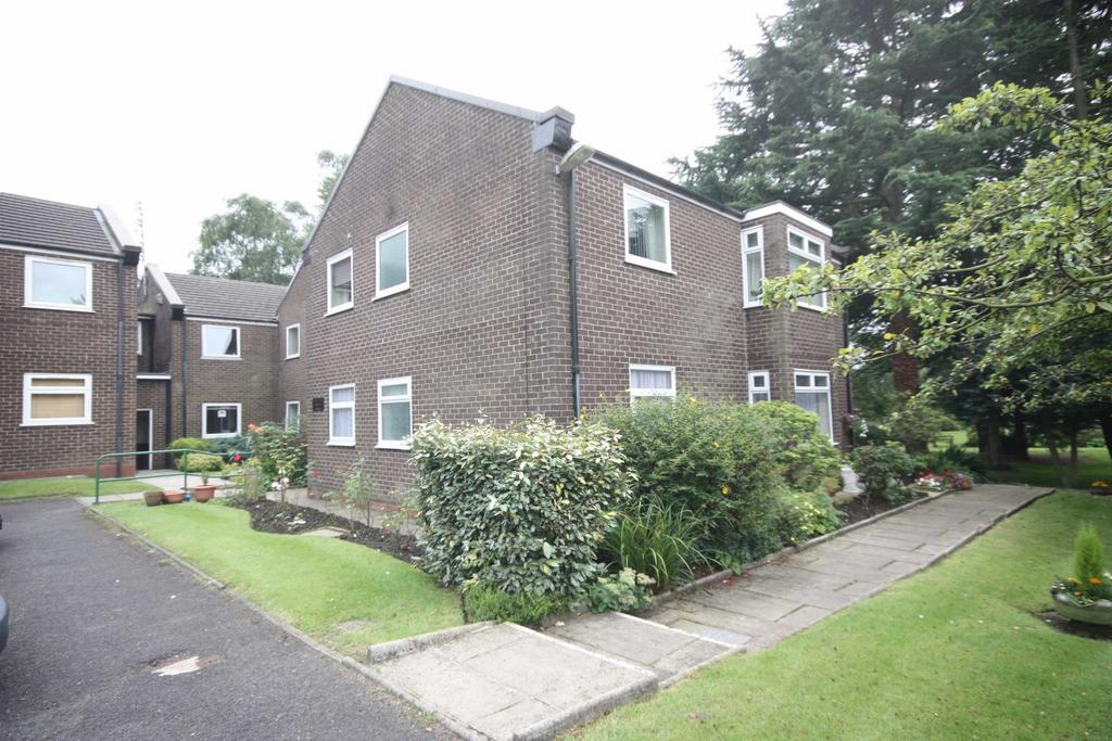 Roe Green Avenue, Manchester M28 2 bed apartment to rent - £950 pcm (£ ...