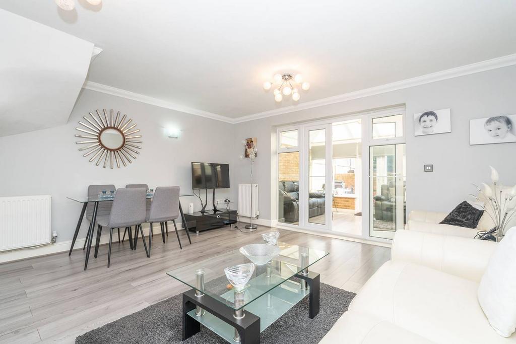 Hoopers Mews, Bushey, WD23 3 bed terraced house - £600,000