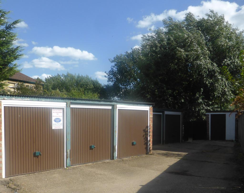Chigwell Road, Woodford Green IG8 Garage to rent - £152 pcm (£35 pw)