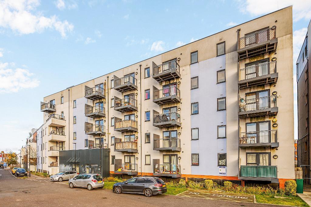 Salisbury Road, Southall, UB2 5QF 2 bed flat - £1,800 pcm (£415 pw)