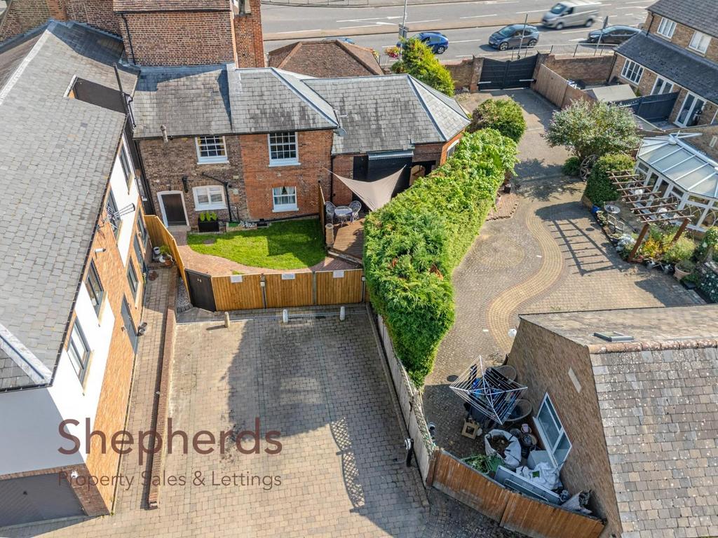 High Road, Broxbourne EN10 2 bed flat - £485,000