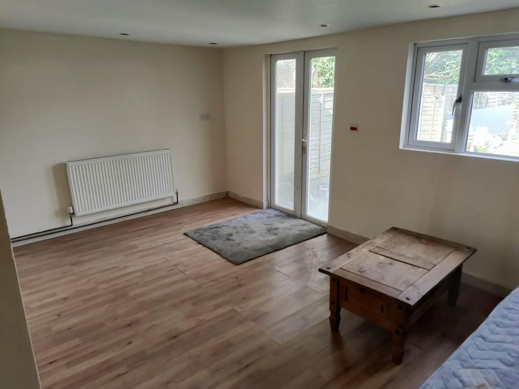 Bulstrode Road, Hounslow, TW3 3 bed ground floor maisonette - £2,200 ...
