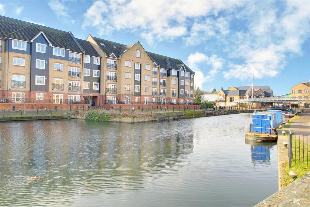Longman Court, Apsley Lock 2 bed apartment - £1,450 pcm (£335 pw)