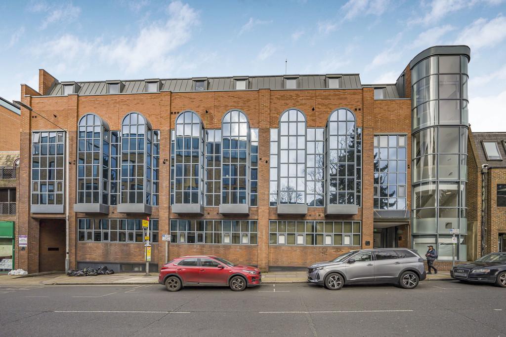 Belmont Road, Uxbridge UB8 2 bed apartment to rent - £1,700 pcm (£392 pw)