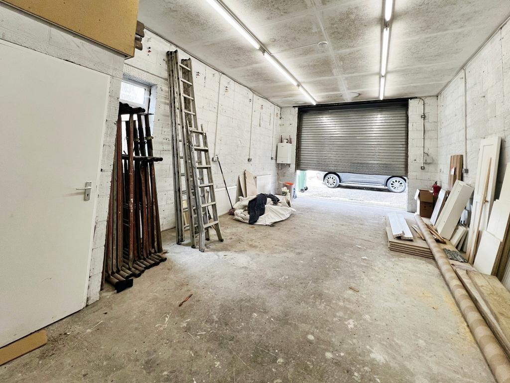 Farnborough GU14 Retail property (out of town) - £700 pcm (£162 pw)