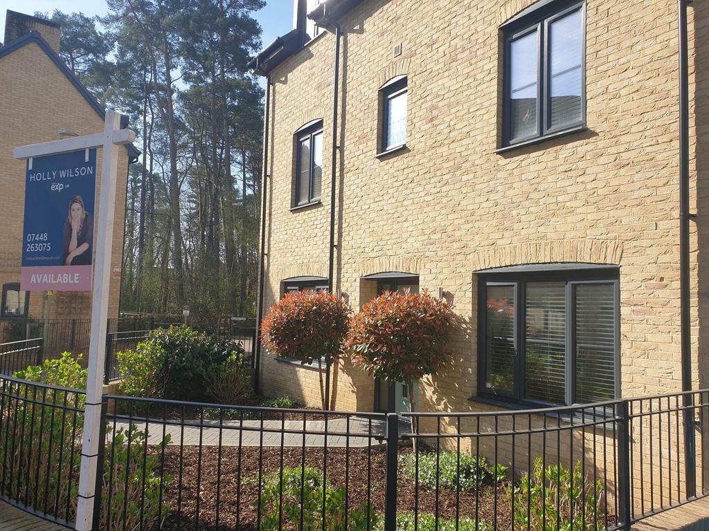 Bordon GU35 4 bed detached house - £479,950