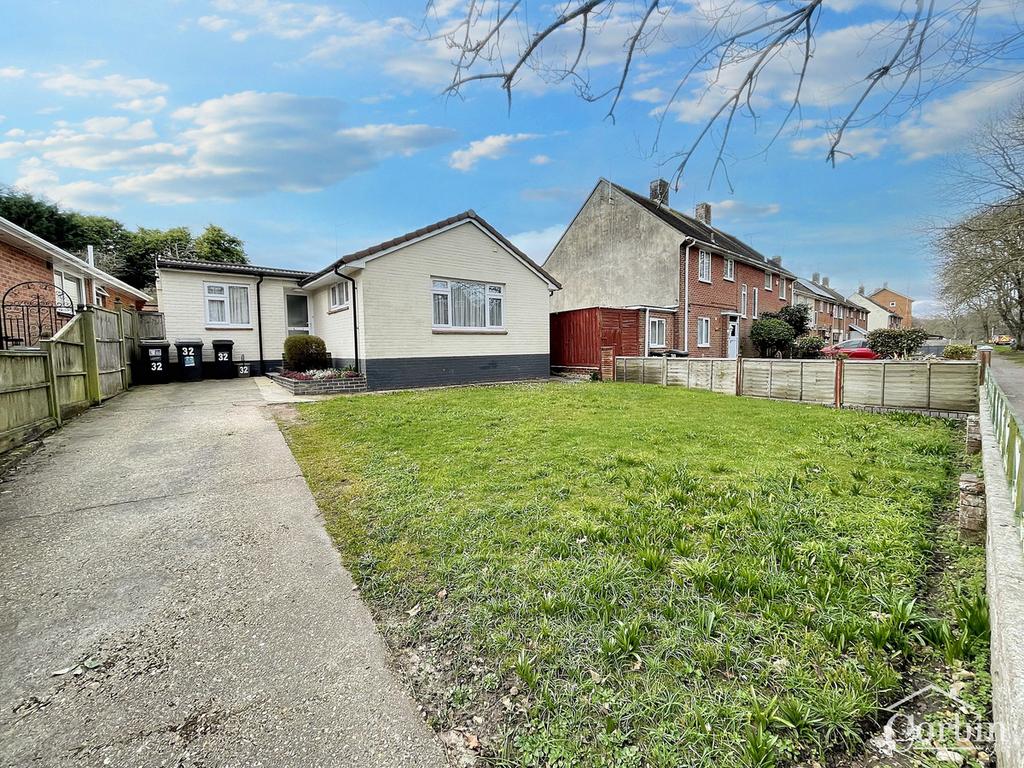 Moorside Road, Bournemouth, BH11 8 3 bed detached bungalow for sale - £325,000