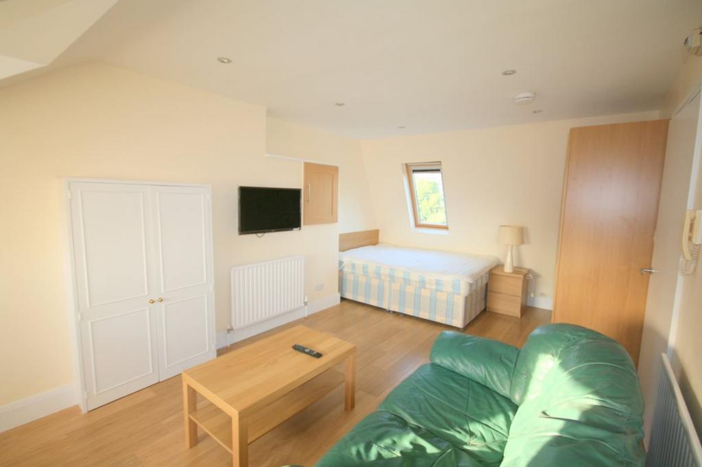 Saltram Crescent, Queens Park W9 Studio - £1,600 pcm (£369 pw)
