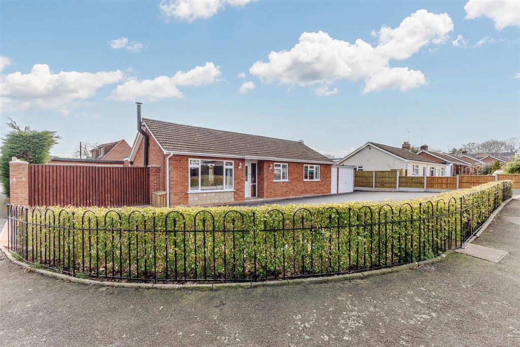 Shrubbery Road, Drakes Broughton... 3 bed bungalow for sale - £435,000