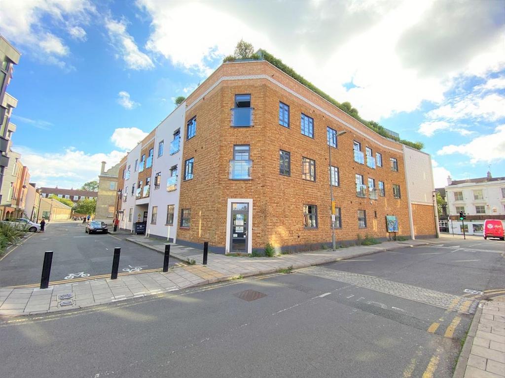 10 Market Place, Brentford, TW8 8LB Office to rent - £2,500 pcm (£577 pw)