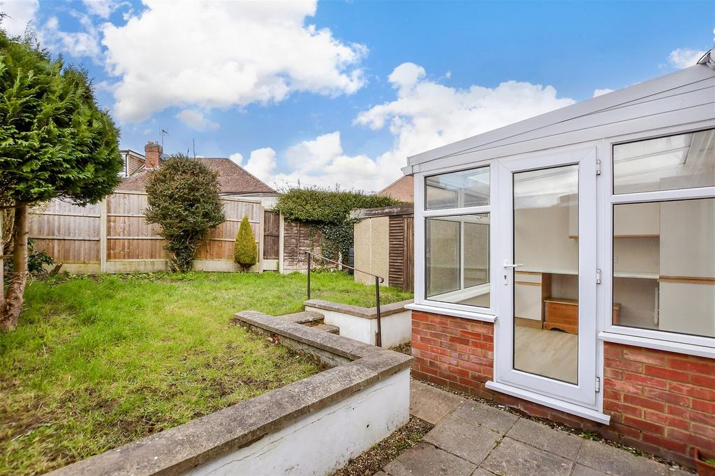 Weavering Street, Maidstone ME14 2 bed semi-detached bungalow - £264,500
