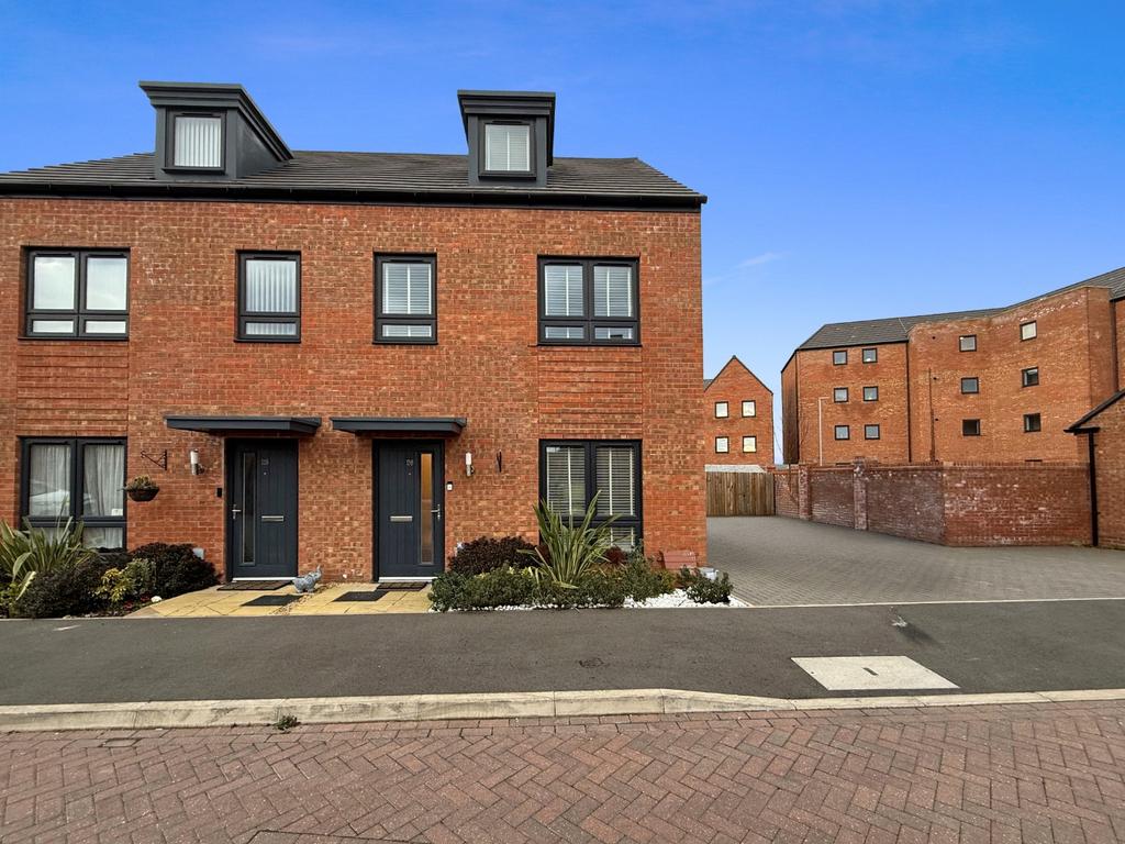 Rowan Bank, Dunstable LU5 3 bed semi-detached house - £360,000