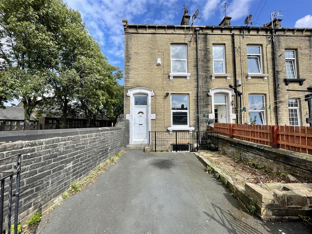 Vine Terrace West, Bradford BD8 2 bed terraced house for sale - £140,000