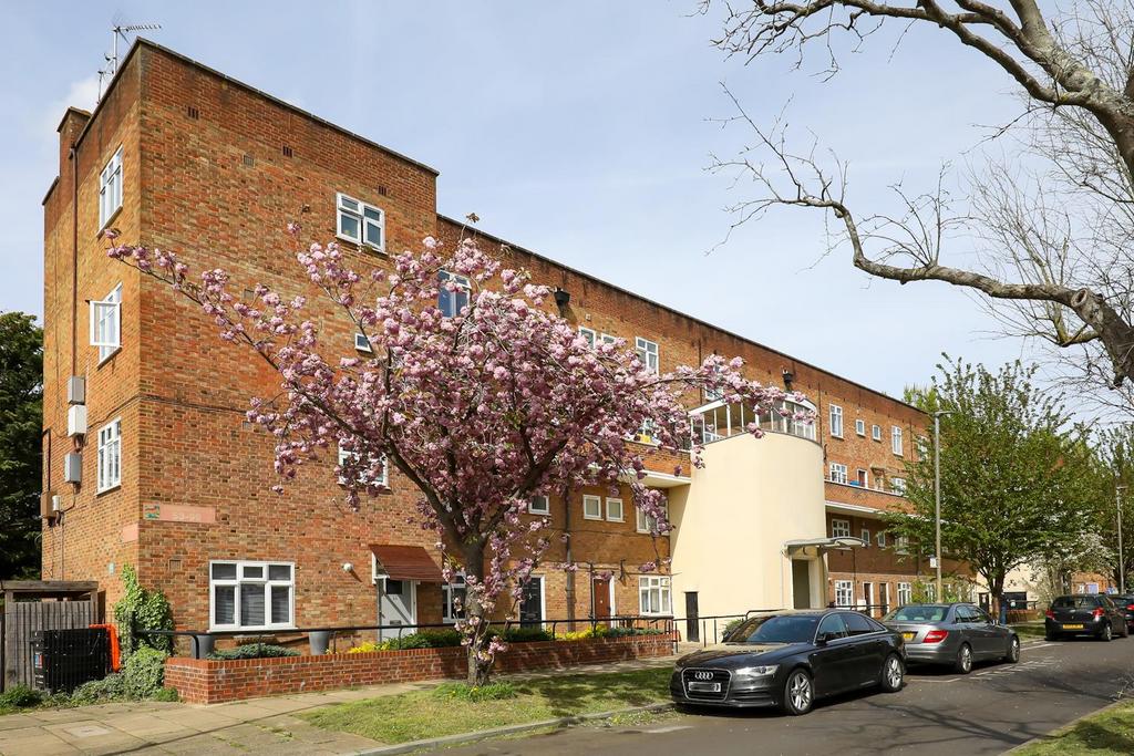 Frensham Drive, Putney Vale 2 bed flat - £1,750 pcm (£404 pw)
