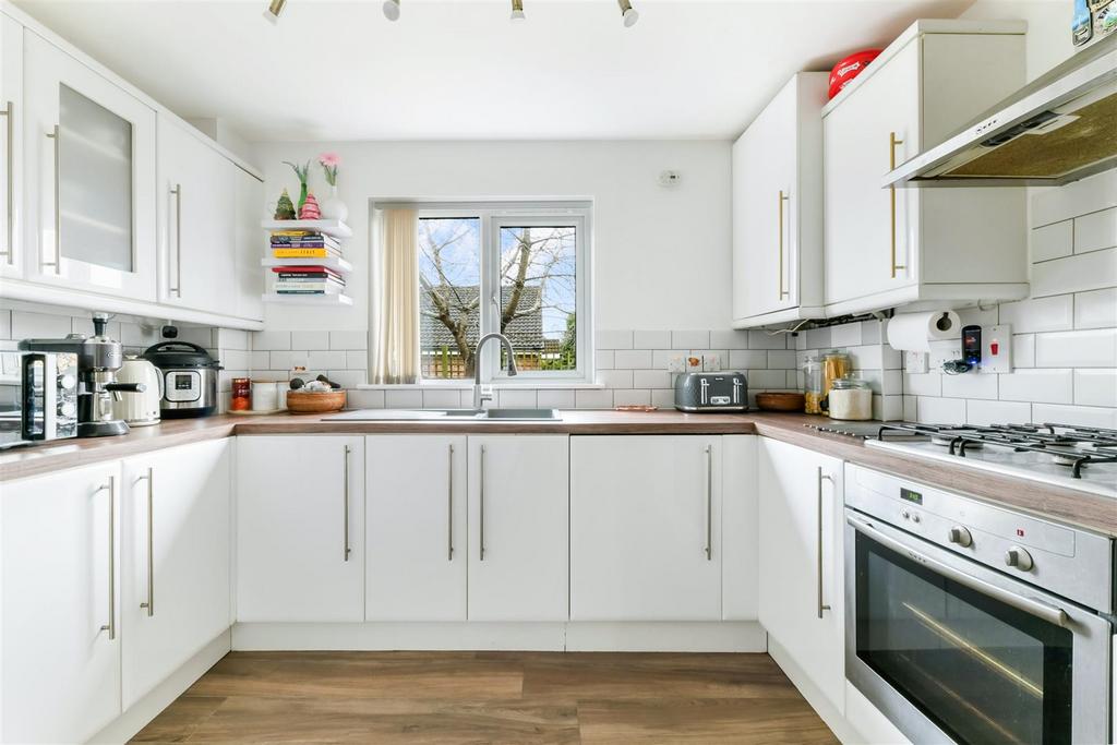 54 Malmstone Avenue, Merstham RH1 1 bed flat - £250,000