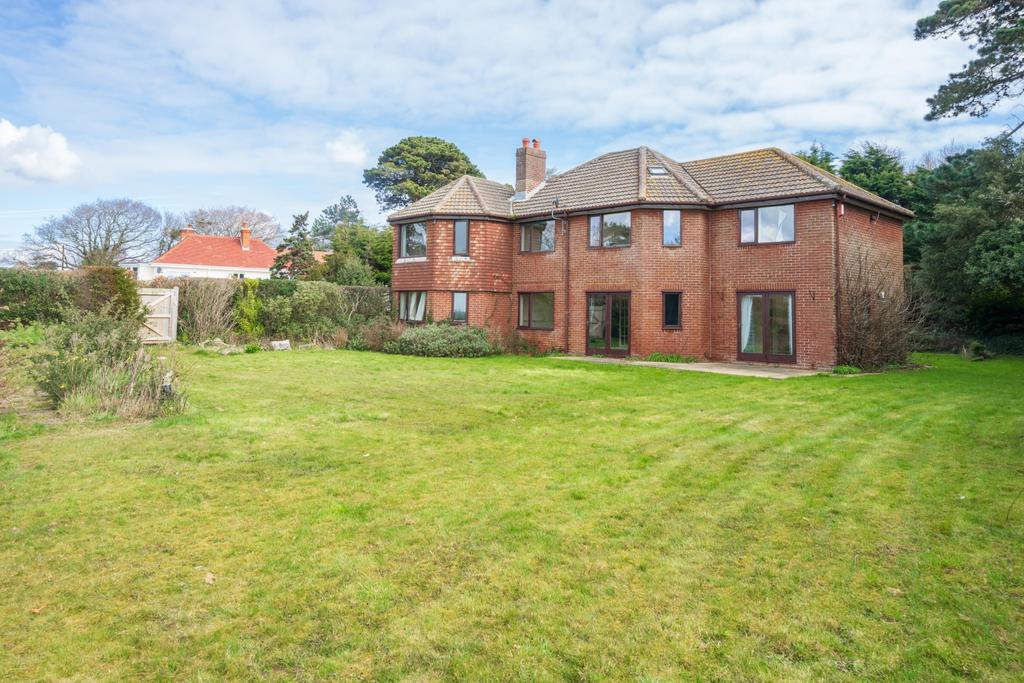 Salterns Road, Lee-on-the-Solent... 5 bed detached house - £3,200 pcm ...