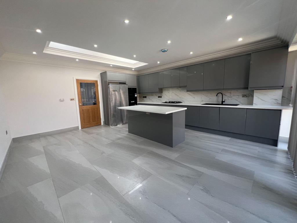 Queens Avenue, Woodford Green, IG8 3 bed property - £2,800 pcm (£646 pw)