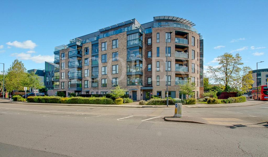 Neasden Lane, London, NW10 3 bed flat for sale - £499,000
