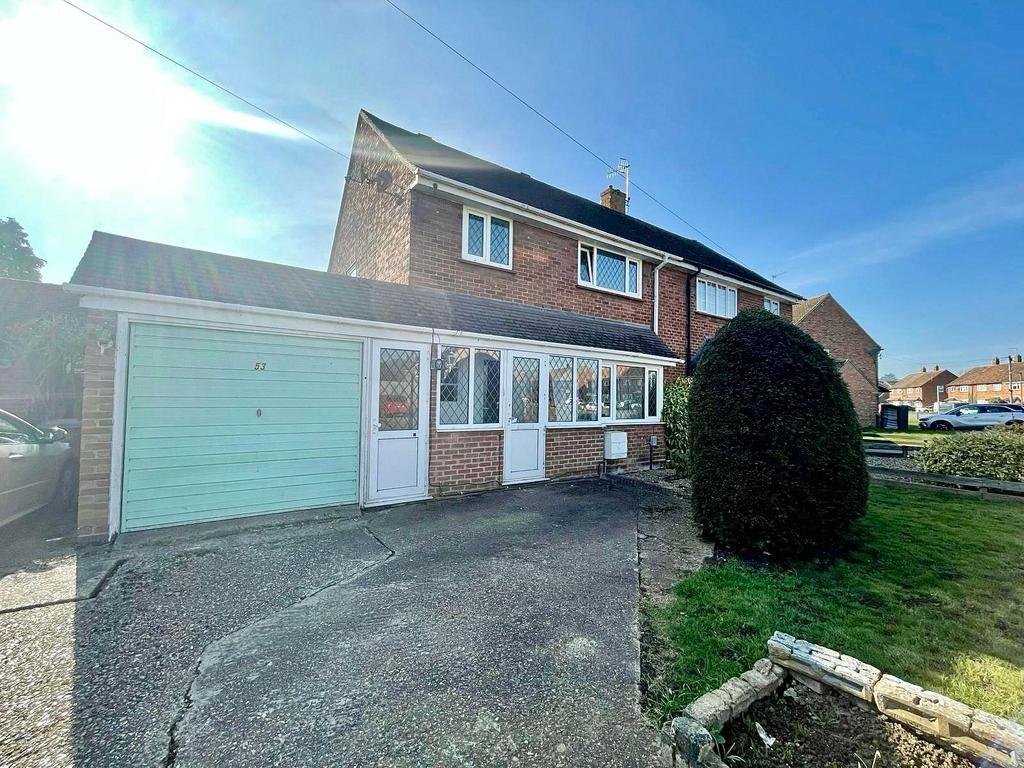 Cedar Way, Guildford, Surrey, GU1 4 bed semi-detached house - £2,300 ...