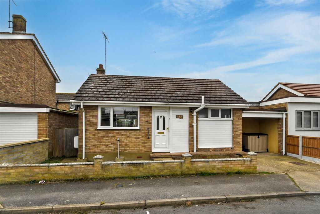 Zider Pass, Canvey Island SS8 2 bed detached bungalow - £270,000
