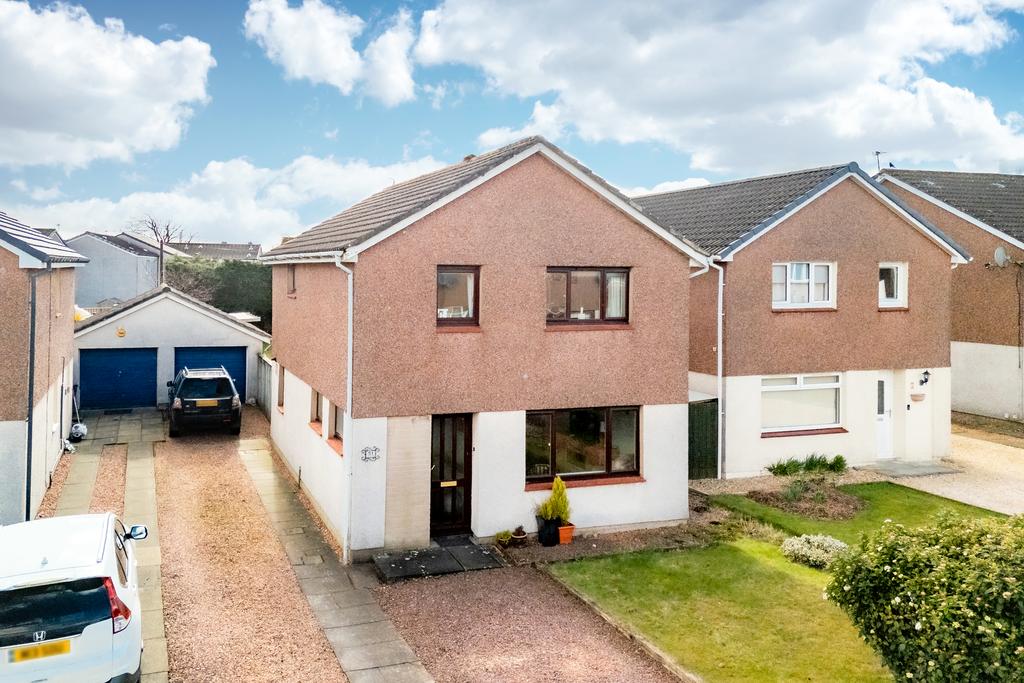 51 Springfield Park, Kinross, KY13 8QT 3 bed detached house - £245,000