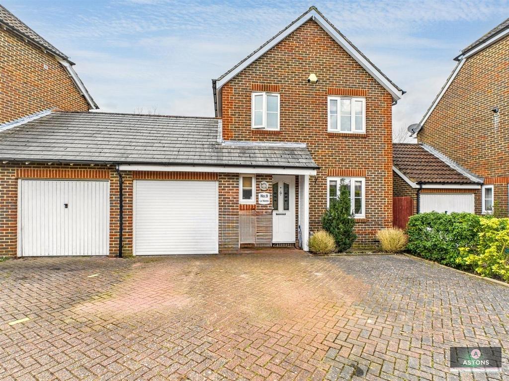 Brandon Close, Maidenbower RH10 3 bed link detached house - £475,000