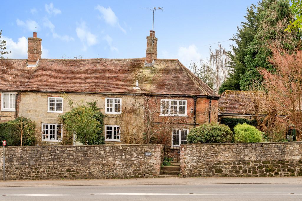 Codmore Hill - close to local shops 4 bed detached house for sale - £ ...