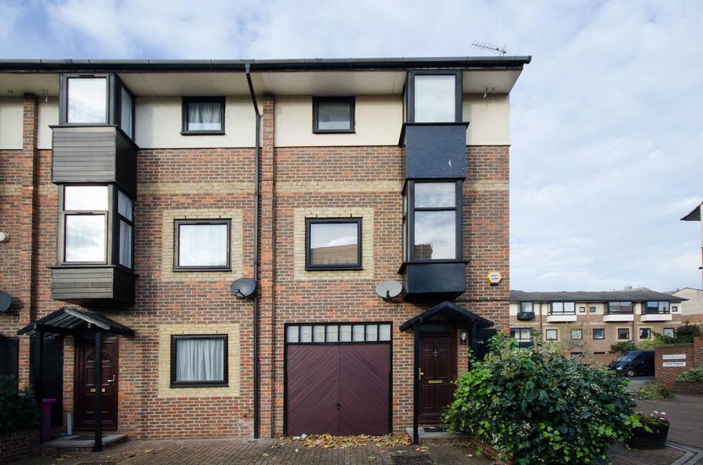 Barnfield Place, Isle Of Dogs... 3 bed house to rent - £2,579 pcm (£595 pw)